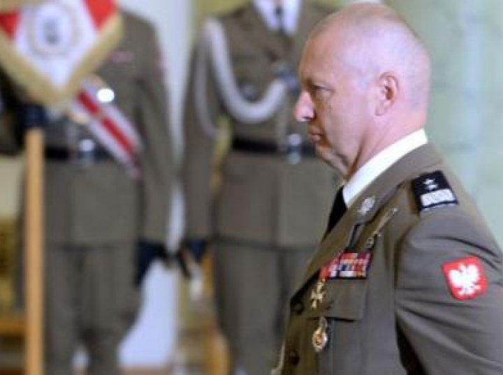 Prezydent wręczył akt mianowania nowemu dowódcy generalnemu | dzieje.pl ...