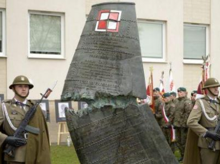 Polska pełna dowodów pamięci o ofiarach katastrofy smoleńskiej | dzieje ...
