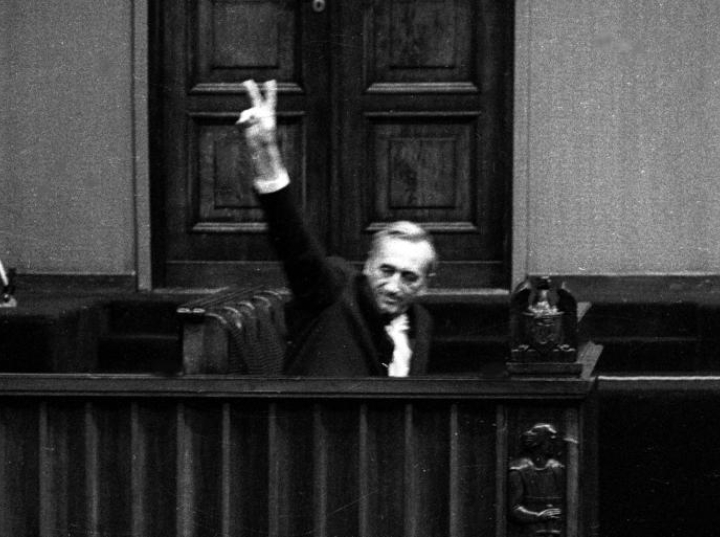 Premier Tadeusz Mazowiecki | dzieje.pl - Historia Polski