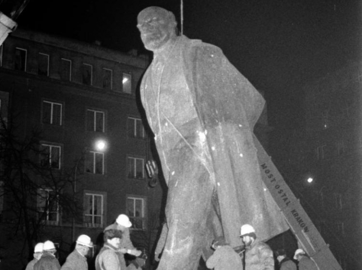 10 grudnia 1989 r. z Nowej Huty zniknął pomnik Lenina | dzieje.pl ...