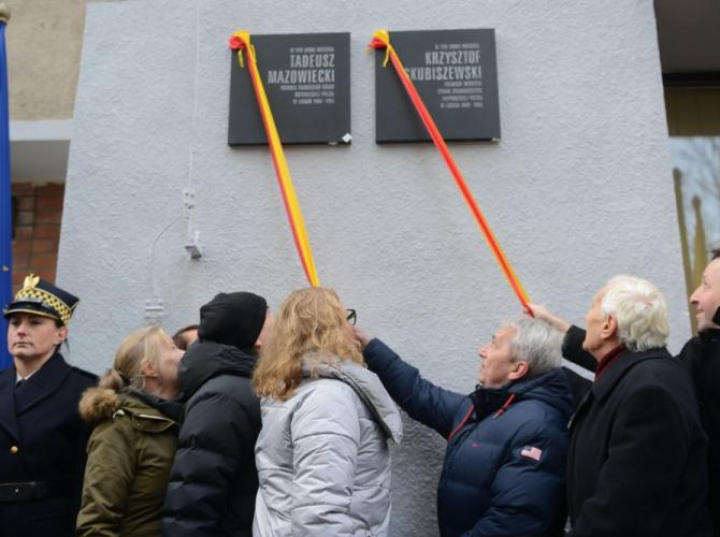 Odsłonięto tablice upamiętniające Tadeusza Mazowieckiego i Krzysztofa ...