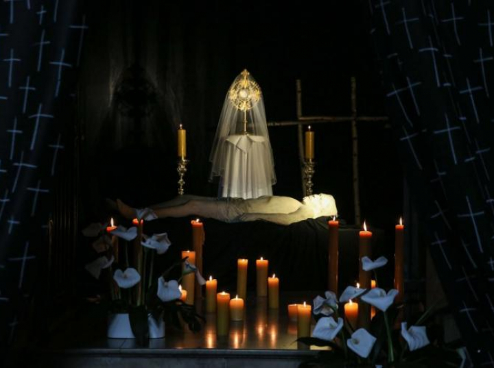 Wielkopiątkowa tradycja strojenia Grobu Pańskiego | dzieje.pl ...