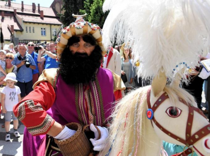 Lajkonik na ulicach Krakowa - szczęście dla tych, których uderzy buławą ...
