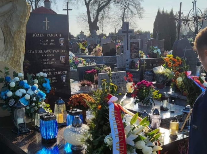 Minister Czarnek w imieniu premiera złożył wieniec na grobie śp. prof ...
