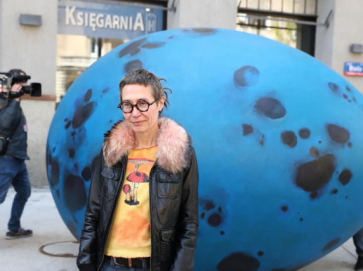 Dwumetrowe jajo oficjalnie odsłonięte na placu 5 Rogów w Warszawie ...