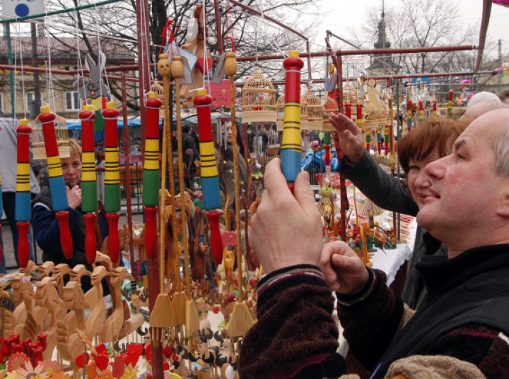 Krakow's inhabitants visit the Emmaus fair - this year at Błonia, not ...