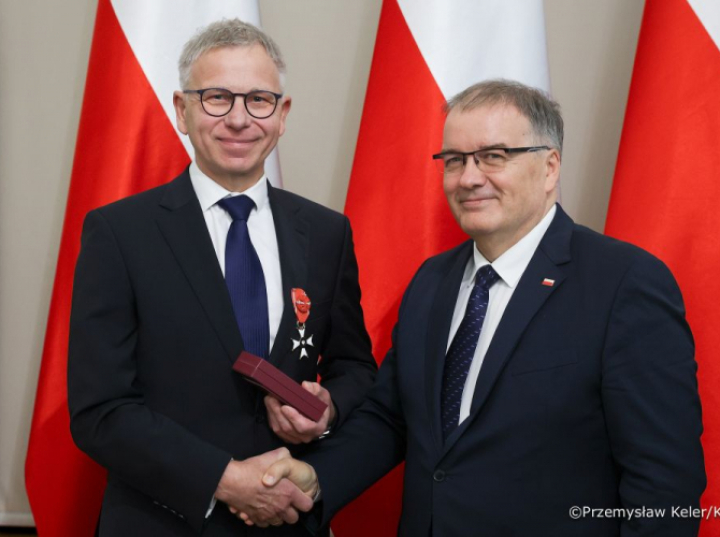 Sekretarz stanu w KPRP wręczył odznaczenia państwowe byłym działaczom ...