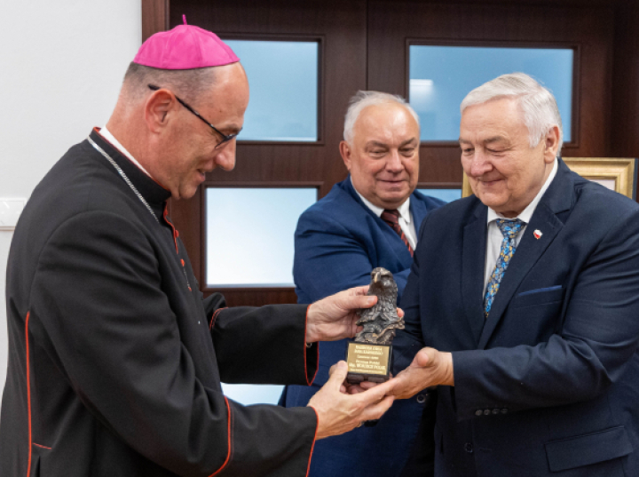Prymas Polski abp Wojciech Polak odebrał Nagrodę Orła Jana Karskiego ...