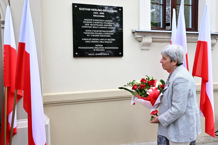 W Kielcach upamiętniono pisarza Gustawa Herlinga-Grudzińskiego | dzieje.pl - Historia Polski
